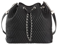 Die Beuteltasche bietet der Frau ganz viel Platz für unterwegs - BeautyMay